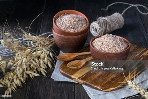 밀 귀리 밀기 울 점토 그릇에 밀과 귀리의 귀 소화를 향상 시키기 위해 식이 보충 어두운 나무 테이블에 갈색에 대한 스톡 사진 및 기타 이미지 Istock