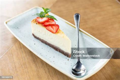 흰 접시에 딸기와 민트 잎을 곁들인 맛있는 치즈 케이크 조각 건강한 식생활에 대한 스톡 사진 및 기타 이미지 건강한 식생활 과일 구도 Istock