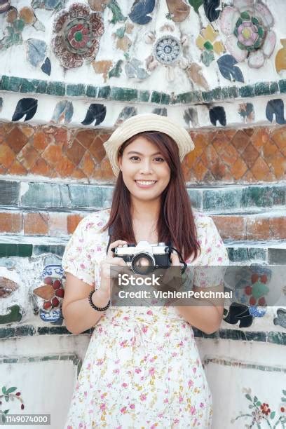 젊은 아시아 여성 관광 방콕에서 유명한 장소 중 하나 와트 아 룬 랏 차와 람에서 여행 태국은 와트 근처 관광을 위한 인기 있는 여행 장소입니다 개성 개념에 대한 스톡 사진