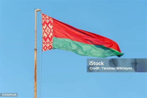 깊은 푸른 하늘 배경에 대한 기둥에 흔들리는 벨라루스 국기 고화질 0명에 대한 스톡 사진 및 기타 이미지 0명 국가 국가