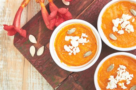 흰색 배경에 호박 수프 또는 수플레크림 추수 감사절 다이어트 채식 푸프킨 수프 퓌레 위에서 보기 평평한 누워 소박한 공간을 복사합니다 0명에 대한 스톡 사진 및 기타 이미지