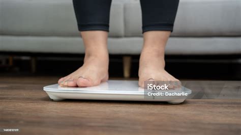 뚱뚱한 규정식및 체중 통제를 위한 전자 비늘에 서 있는 배율 다이어트 제어를 위해 킬로그램으로 측정 기기 0명에 대한 스톡 사진