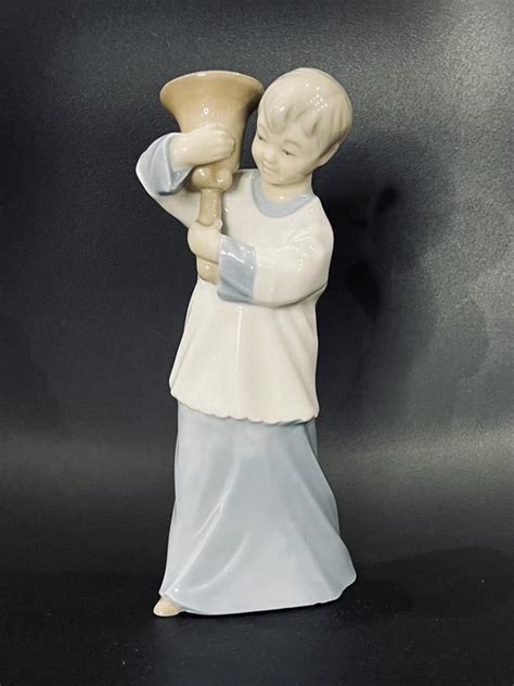 Фарфоровая статуэтка мальчик с колокольчиком испания — ціна 650 грн у каталозі Статуетки Купити