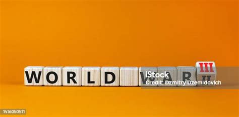 Ww3 세계 대전 3 상징 나무 큐브를 돌리고 개념 단어 제 2 차 세계 대전을 제 3 차 세계 대전으로 변경했습니다 아름다운 오렌지 테이블 오렌지 배경 복사 공간 비즈니스