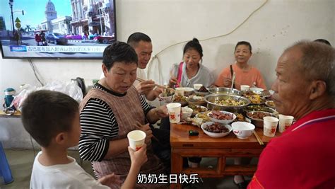 老妈今天生日，亲朋好友都来家里庆生，幺弟准备满满一大桌美食，热热闹闹的真幸福 俺是幺弟 俺是幺弟 哔哩哔哩视频