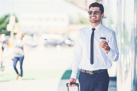 선글라스를 착용 한 사업가 들이 커피 한 잔을 잡고 가방을가지고 걷기 Tie Game에 대한 스톡 사진 및 기타 이미지 Tie Game 가방 건물 외관 Istock