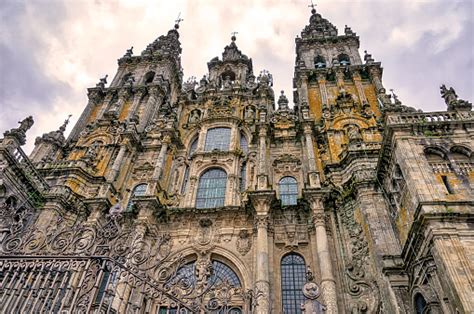 스페인에서 기념비적인 산티아고 데 콤 포 스텔라 대성당의 주요 외관 갈리시아에 대한 스톡 사진 및 기타 이미지 갈리시아 건물 정면 건축 Istock