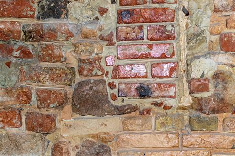 자연 돌의 추가와 오래된 페인트되지 않은 벽돌 벽의 추상적 인 조각 0명에 대한 스톡 사진 및 기타 이미지 0명 거친 건설 산업 Istock