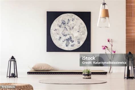 초 롱 꽃과 일본 침실 인테리어에 베개와 매트 위에 달 포스터 실제 사진 일본 문화에 대한 스톡 사진 및 기타 이미지 일본 문화 가정의 방 모던 양식 Istock