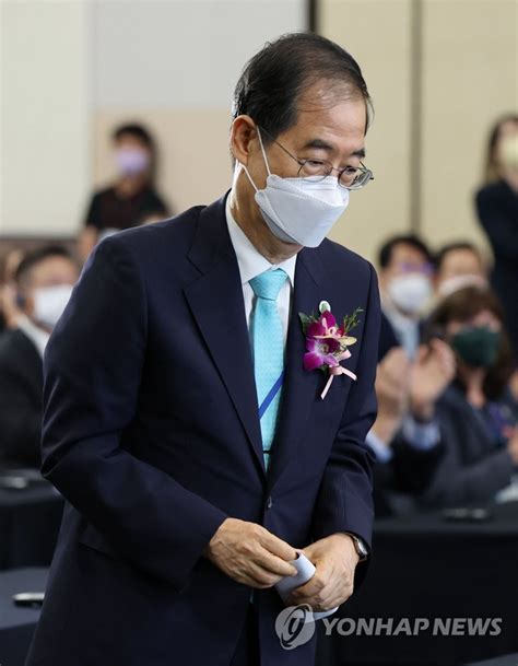 단상으로 향하는 한덕수 총리 연합뉴스