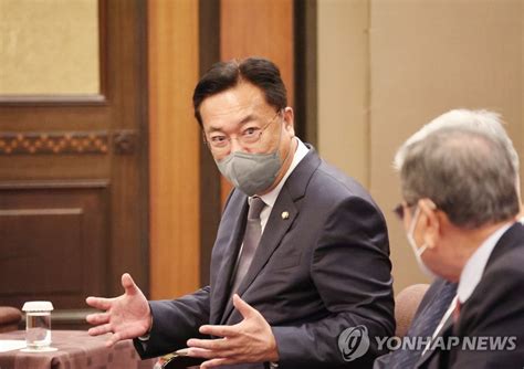 대화하는 정진석 국회부의장 연합뉴스