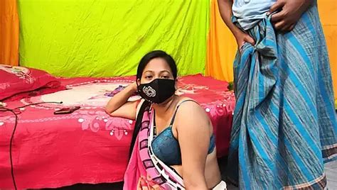 Der Ehemann Beruhigt Die Fremde Ehefrau Mit Brinjal Bengalische