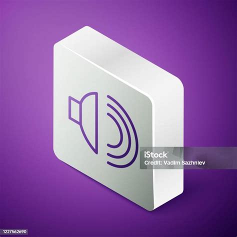 아이소메트릭 라인 스피커 볼륨 오디오 음성 사운드 기호 보라색 배경에 격리 된 미디어 음악 아이콘 실버 스퀘어 버튼 벡터