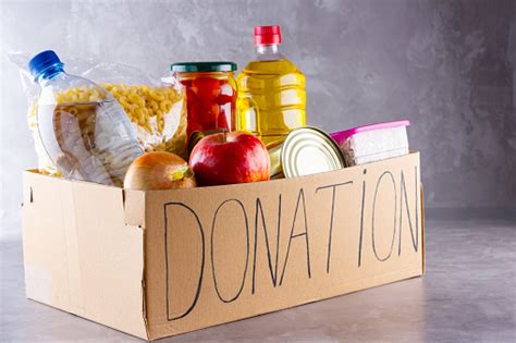 음식과 함께 기부 상자 기름 물 통조림 식품 시리얼 및 파스타가있는 골판지 상자를 엽니 다 기부 개념 식료품 세트 기부함에 대한 스톡 사진 및 기타 이미지 Istock