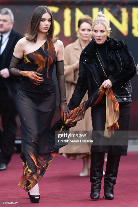The Best Hailee Steinfeld Feet Pictures 🤩 The Best Hailee Steinfeld Feet Pictures 🤩