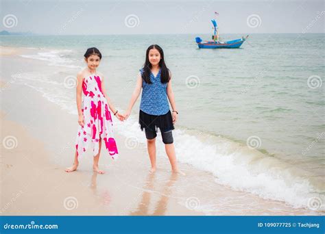 Twee Meisjes Zijn Op Het Strand Stock Afbeelding Image Of Mooi