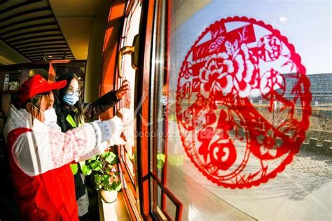 河北遵化志愿者小年送温暖 工人驻地年味浓 人民图片网