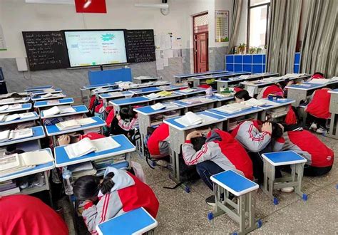 【平安道真】尹珍中学开展地震应急避险、消防逃生演练活动师生疏散