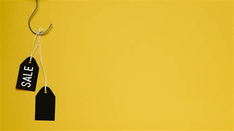 블랙 프라이데이 축하 배너 컨셉 레터링 노란색 배경에 검은 색 빈 태그가있는 검은 색 옷걸이 상단 보기 평평한 평신도 복사 공간 클로즈업 0명에 대한 스톡 사진 및 기타