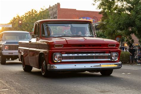 집 밖의 거리 이벤트 고전적인 자동차 골동품 트럭 구식 트럭 나무가 늘어선 거리 낮 도시 축제 도시 퍼레이드 도시의 도시의 길 레트로 차량 모터쇼