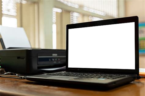 빈 흰색 Pc 컴퓨터 디스플레이가 있는 창의적인 디자이너 데스크탑 정면도 광고 개념입니다 모의 인쇄공에 대한 스톡 사진 및 기타