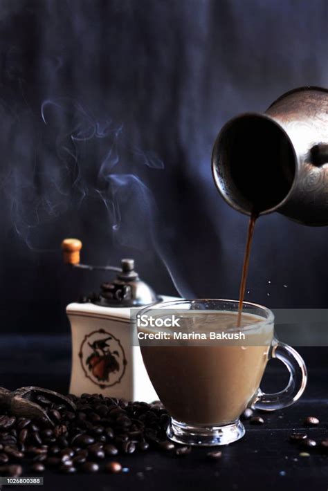 향기로운 커피 거품과 우유를 준비 합니다 어두운 사진입니다 터키어 커피입니다 Spce 복사 갈색에 대한 스톡 사진 및 기타 이미지 Istock