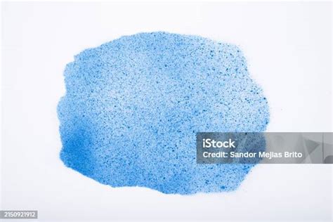 찢어진 모양의 종이 가장자리가 있는 파란색 스프레이 페인트 얼룩 텍스트를 위한 공간입니다 0명에 대한 스톡 사진 및 기타 이미지