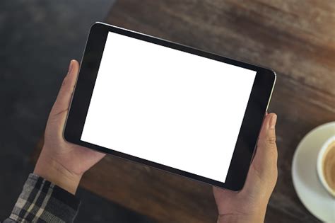 카페에서 커피를 마시는 동안 빈 흰색 바탕 화면 블랙 태블릿 Pc를 들고 여자의 상위 뷰 이랑 이미지 공란에 대한 스톡 사진 및