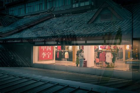 本土品牌“资源诅咒”之下，为何李宁逆袭，达芙妮跌落？ 蓝鲸财经
