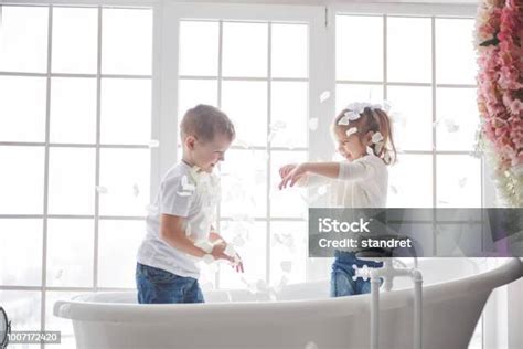 어린이 집 화장실에 장미 꽃잎을 놀고입니다 어린 소녀와 소년 Fawing 재미와 기쁨을 함께 어린 시절 꿈 환상 상상력의 실현의 개념 가족에 대한 스톡 사진 및 기타 이미지