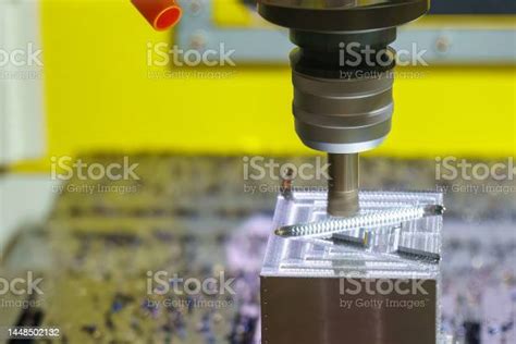 Cnc 밀링 기계는 인덱싱 가능한 공구에 의해 사출 금형 부품을 거칠게 절단합니다 0명에 대한 스톡 사진 및 기타 이미지 0명 Cnc 장치 강철 Istock