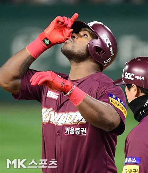 푸이그 안타 치고 세리머니 MK포토 MK스포츠