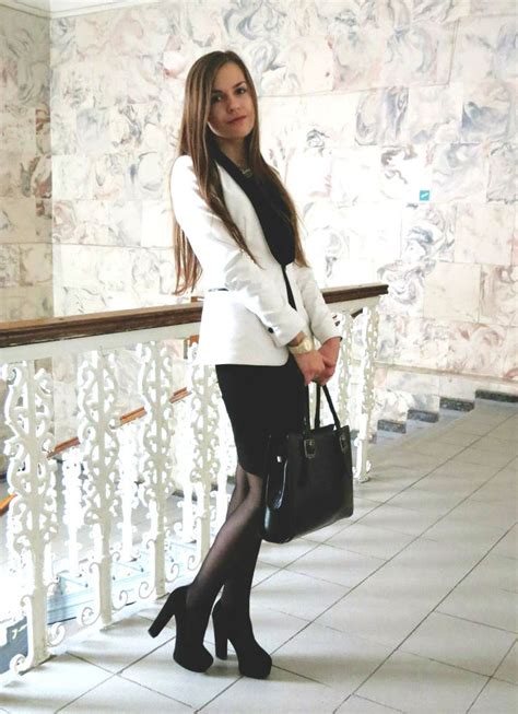 Деловая дамочка в стогой юбке и колготках Фото девушек в колготках мини юбках и купальниках