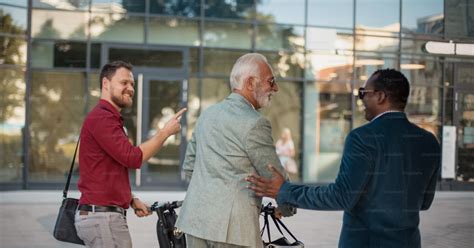 거리에 세 사업가 전기 스쿠터를 탄 두 남자 사진 Unsplash의 흑인 남성 이미지