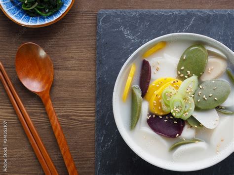 한국의 전통음식 떡국 Photos Adobe Stock