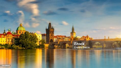 올드 타운 부두 건축물의 찰스 브리지 일몰 전망 체코 프라하의 블타바 강 위의 찰스 다리 찰스 다리가있는 프라하의 구시 가지 프라하 체코 공화국 0명에 대한 스톡 사진 및