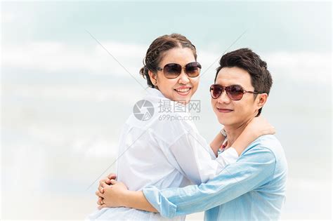 情侣相爱女孩青少年裙子女士情绪化男性女性男生拥抱头发高清图片下载 正版图片321614603 摄图网