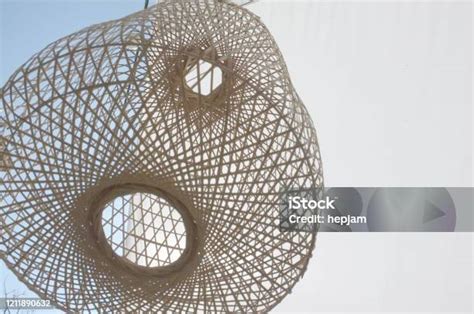 푸른 하늘 위에 차양 대나무 직조와 흰색 캔버스 지붕 사이 아래에서 하늘과 구름을 볼 수 있습니다 공간을 복사합니다 텍스트에