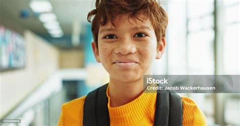 교육 초상화 및 학생 아동 발달 및 학업 성장을 위한 학교 소년 교실 수업을 위해 아카데미에서 어린이 학습자와 함께 미래 지식 및 학습 코스 또는 장학금 14 15 살에