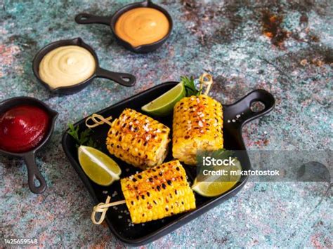 화이트 레드 오렌지 소스 부분과 향신료 라임과 함께 구운 노란색 머리 옥수수 굽기에 대한 스톡 사진 및 기타 이미지 굽기 옥수수 속대 바비큐 Istock
