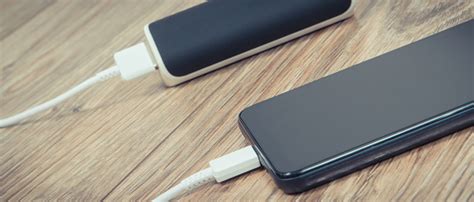 블랙 스마트폰의 빈 배터리를 충전하는 데 사용하는 외부 보조 배터리 Usb 케이블에 대한 스톡 사진 및 기타 이미지 Usb 케이블 검은색 무선 기술 Istock