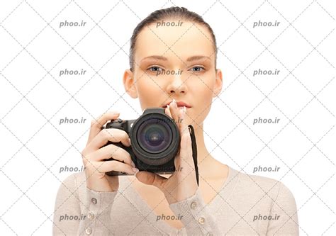 عکس با کیفیت خانم زیبا با یک دوربین عکاسی در دست در پس زمینه سفید عکس