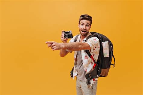 Premium Photo Bearded Tourist With Nice Eyes In Summer Cool Outfit