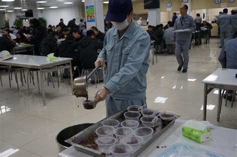 常州送料机厂家为员工派送腊八粥 常州送料机厂家 晋志德