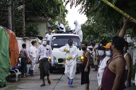 လူ ၁၉ ဦး ကူးစက်ခံထားရသည့် ခဝဲခြံ ၂ လမ်းကို နေ့စဉ် ပိုးသတ်ဆေးဖျန်းနေ ဓာတ်ပုံ