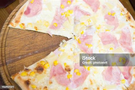 피자에 게 예를 말하십시오 절단 조각이 있는 이탈리아 피자는 피자 전문점에서 제공 됩니다 치즈와 베이컨 토 핑으로 요리 된 피자 피자를 먹고 즐길 수 있습니다 레스토랑에서