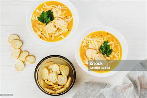나무 바탕에 크루와 신선한 딜과 파 슬 리를 가진 호박 크림 수프 평면도 0명에 대한 스톡 사진 및 기타 이미지 0명 가을 건강한 식생활 Istock