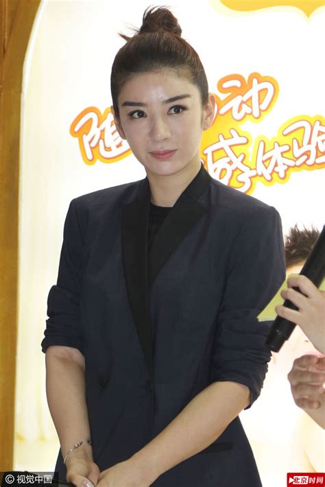 玻尿酸打多了？黄奕油光满面脸部僵硬