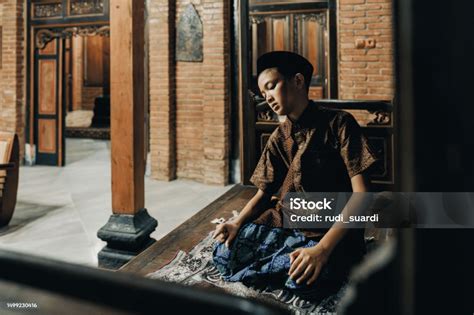 알라의 친절을 숭배하는 젊은 무슬림 무슬림 어린이들은 이슬람 원칙에 따라 기도하고 있다 말레이시아 민족에 대한 스톡 사진 및 기타 이미지 말레이시아 민족 바틱