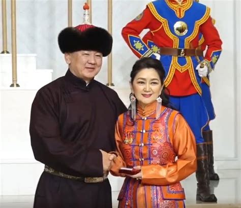 Ж Оюундарь Монгол Улсын Ардын жүжигчин цол хүртэв